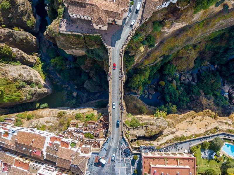 Grad na litici | AvioTag - Specijalizovana prodaja avio karata